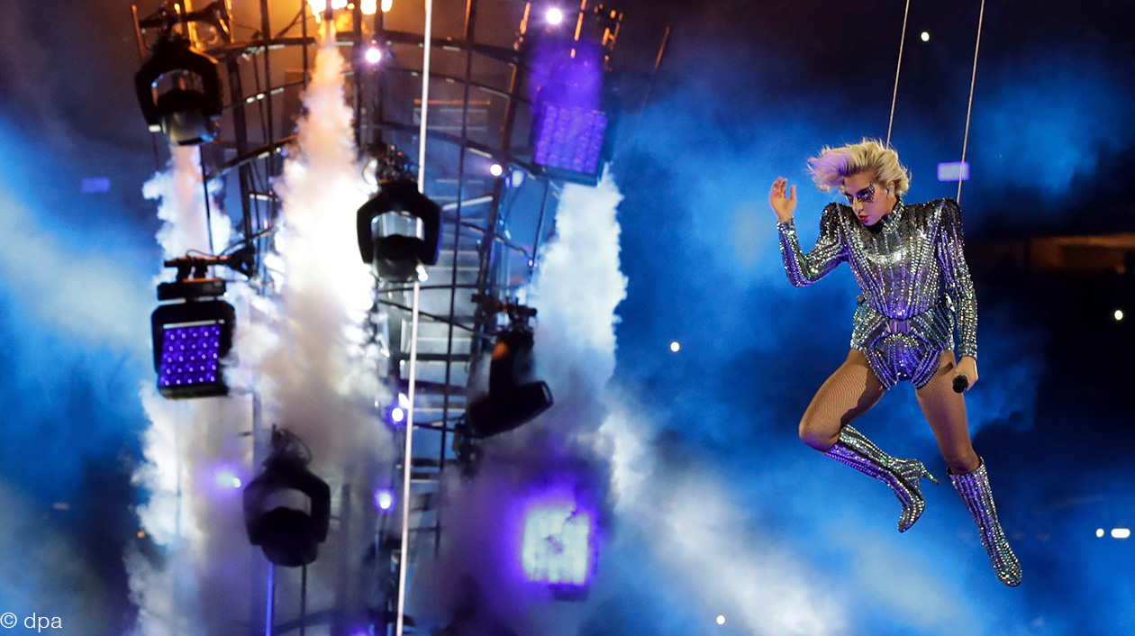 13 Minuten pure Energie im Video: Lady Gagas Pepsi-Auftritt in der ...