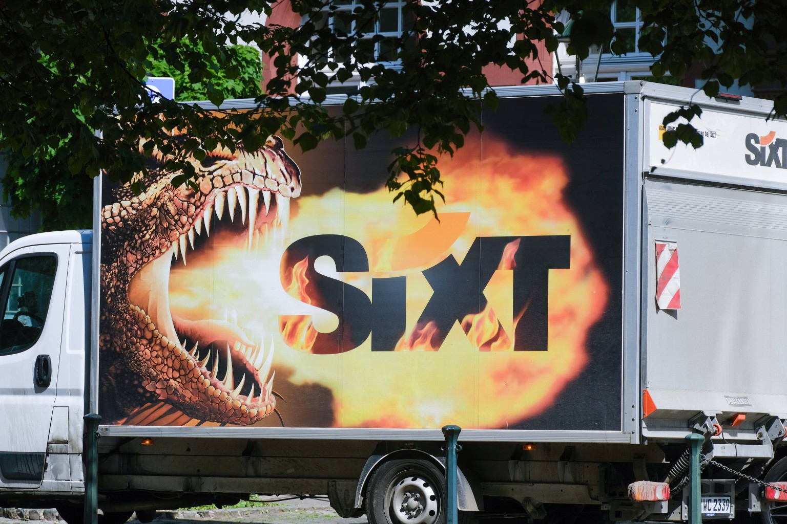 Sixt und die Meme-Kultur: Wie viel bringt provokante Online-Werbung ...